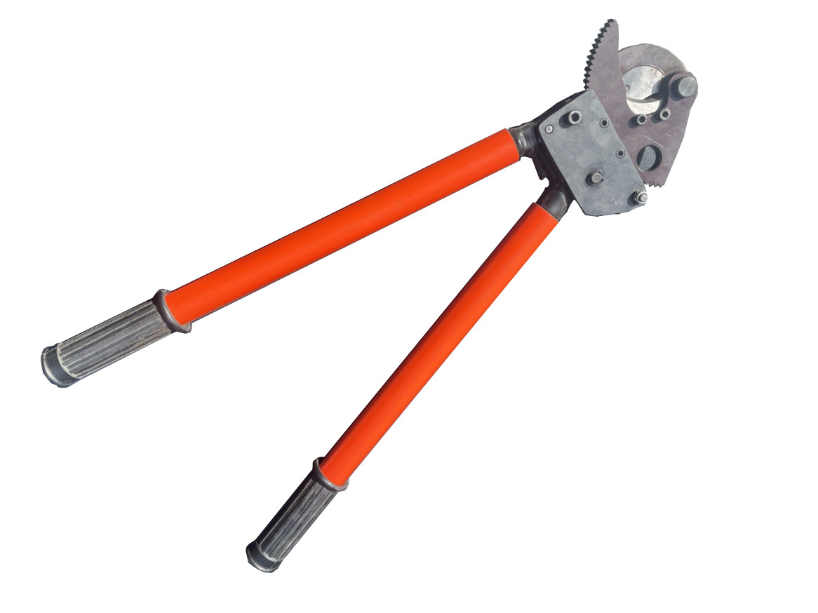 Insulated spin wheel type scissors for steel strand