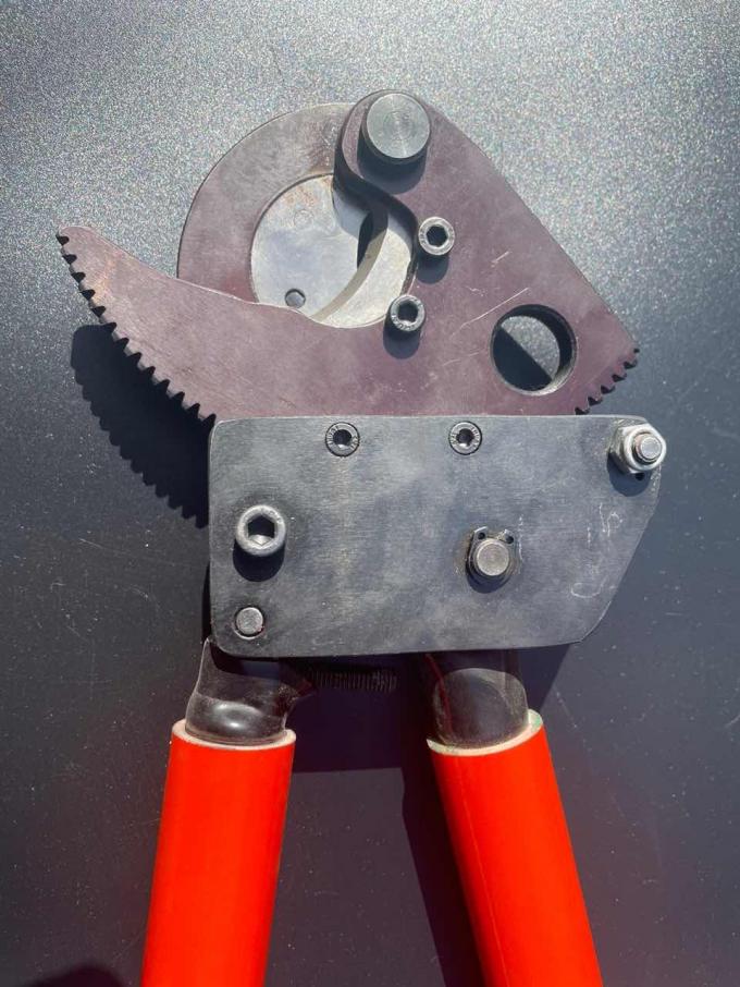 Insulated spin wheel type scissors for steel strand